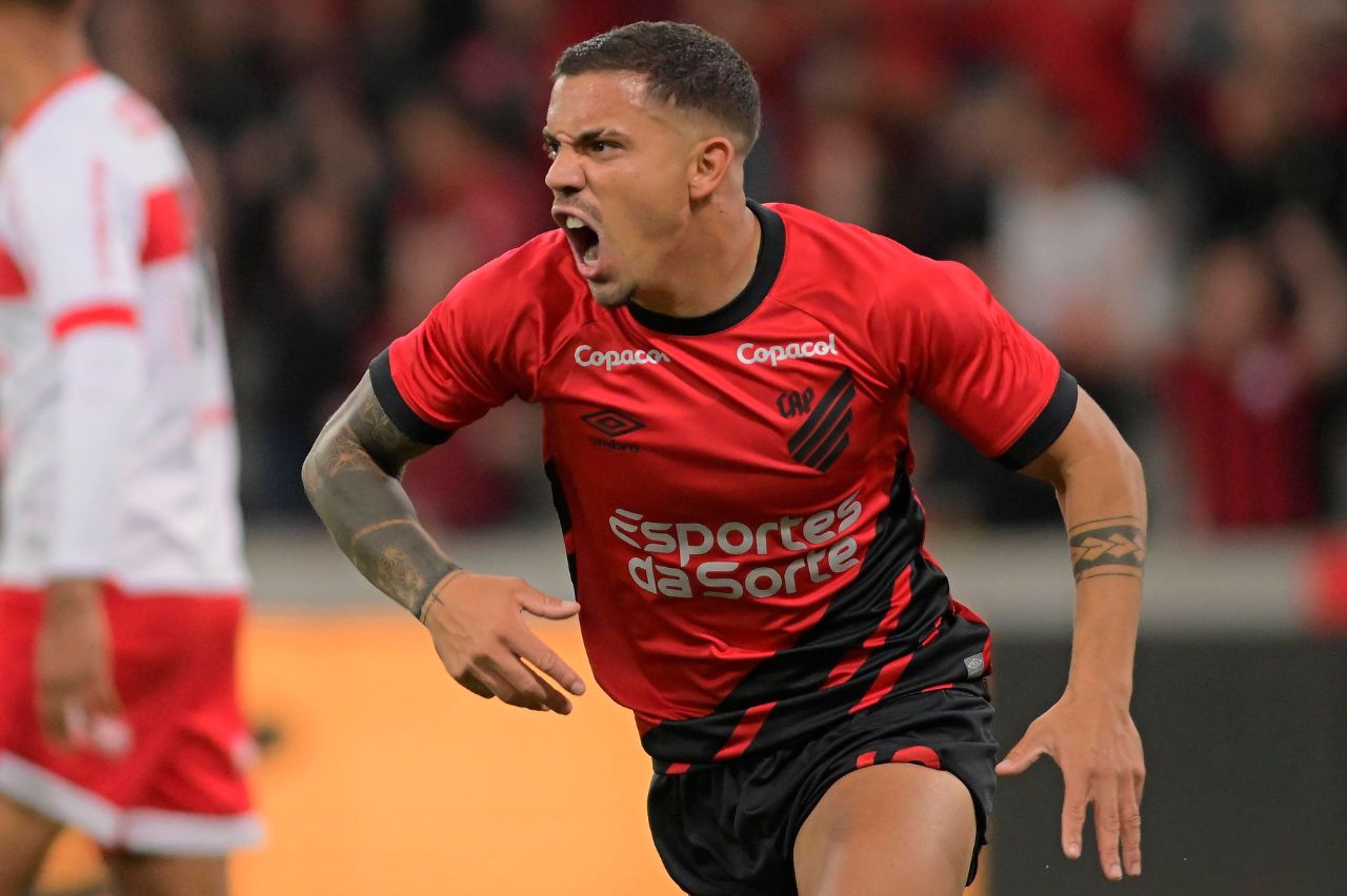 Meia ex-Athletico-PR é anunciado pelo Fluminense