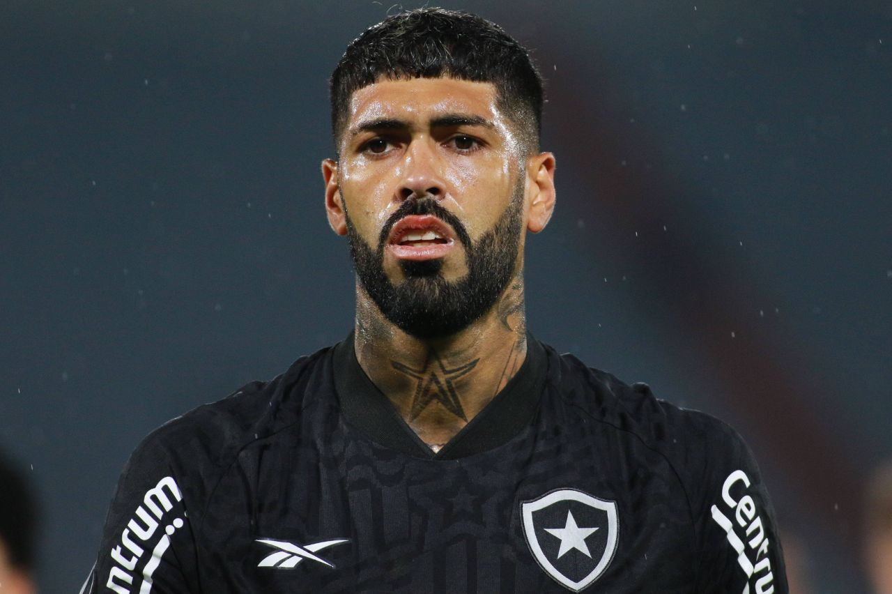 Barboza usa proteção no rosto e volta aos treinos no Botafogo