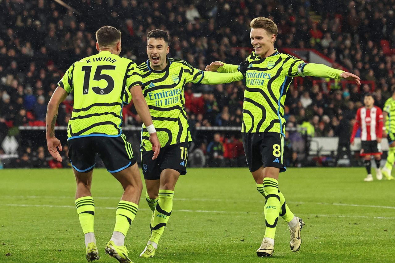 Premier League: Arsenal goleia Sheffield e segue na caça ao título
